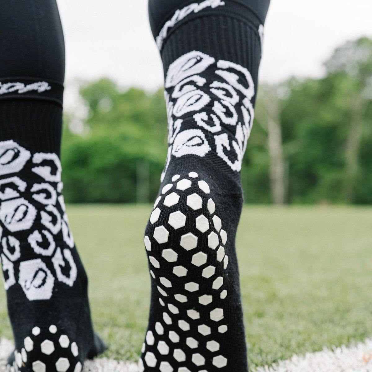 GRAVITY Senda Performance Grip Socks - Crew Length_Black | Dale Gol
